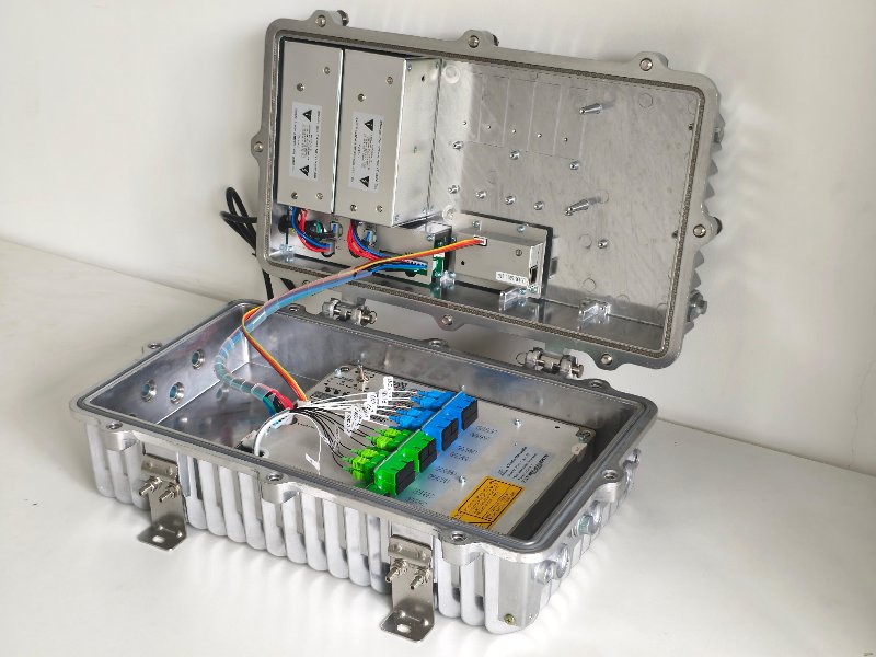 Outdoor EDFA Optical Amplifier with 8 Outputs and WDM Technology